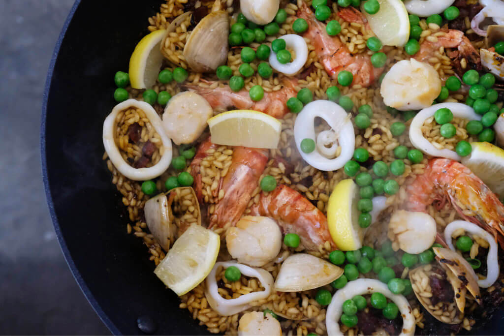 Ming Pao Weekly─Cooking Paella in an easy way with Chef Brandon's tips ...